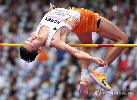 우상혁 단 한 번의 점프로 결선 진출 연합뉴스