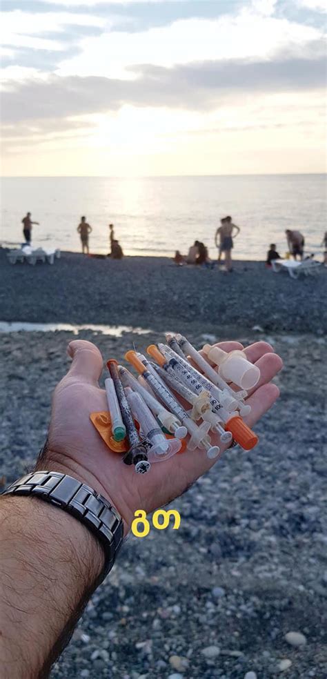 ფრთხილად იყავით ზღვის სანაპიროზე უამრავი თავღია შპრიცი გდია სოციალურ ქსელში ბათუმში