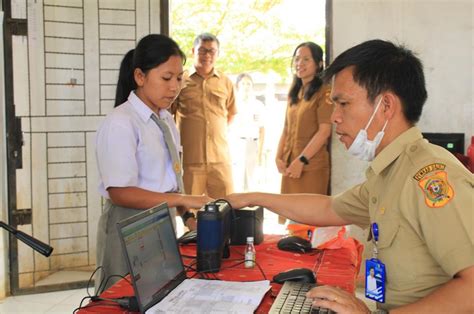 Dinas Dukcapil Dairi Berikan Layanan Rekam KTP El Bagi Pemula Di SMA