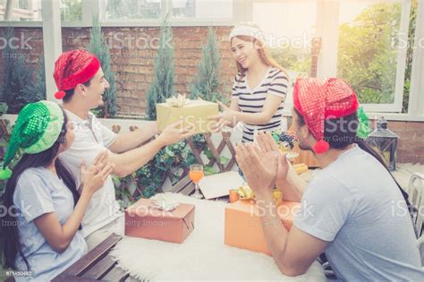 아시아 그룹 사람들이 남자와 여자에 게 주는 선물 상자 및 야외 파티에서 축 하 친구 생일 공적 축제 개념 사회 이벤트의