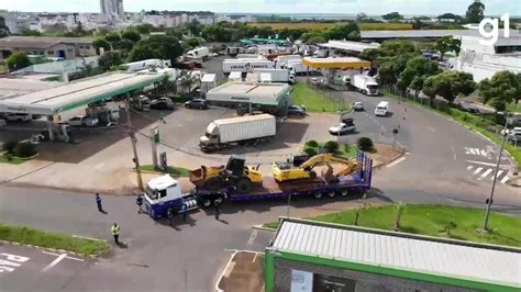 VÍdeo Carreta Que Transportava Retroescavadeiras Derruba Poste E Deixa