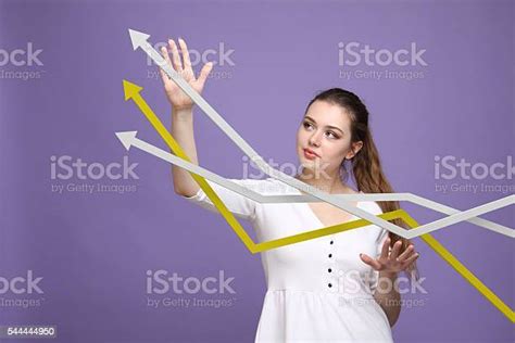 함께 일하는 여성 사업가 증가시키려 그래프에 보라색 배경기술 3차원 형태에 대한 스톡 사진 및 기타 이미지 3차원 형태 개념 개념과 주제 Istock