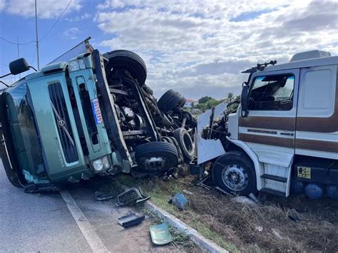 Carreta tomba após bater em outra na Grande Natal e polícia impede