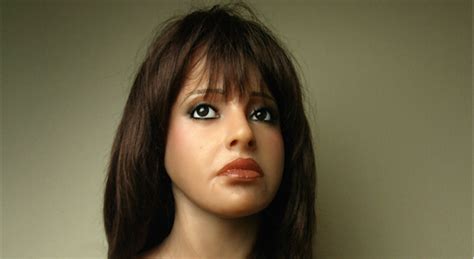 Затворник се бори за правото на любов със секс кукли