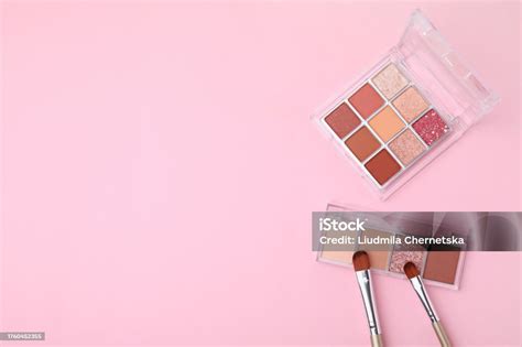 분홍색 배경에 아름다운 아이 섀도우 팔레트와 브러시 평평한 위치 텍스트를 위한 공간 0명에 대한 스톡 사진 및 기타 이미지 0명 그늘 그림자 Istock