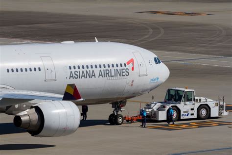 Watch Man Who Opened Flying Planes Door Was In A Hurry To Get Off