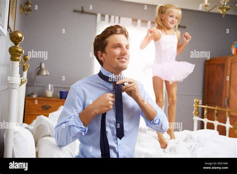 Vater spielt mit tochter im bett Fotos und Bildmaterial in hoher Auflösung Alamy