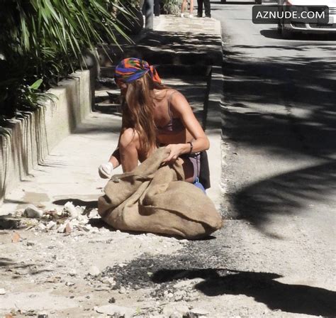 Clara Berry Volunteers To Picks Up Trash From The Streets Of Mexico
