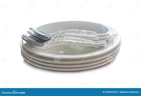 Placas Blancas De Vajilla Con Cucharas Y Tenedores Bien Preparados En