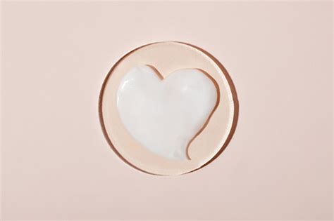 심장의 형태로 화장품 크림의 스와시 파스텔 배경 모형으로 좋은 생활필수품에 대한 스톡 사진 및 기타 이미지 생활필수품 피부