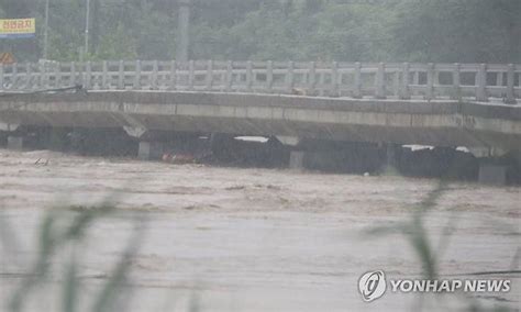청주 306㎜ 물폭탄옹벽붕괴·낙뢰화재 등 충북 피해 속출종합2보