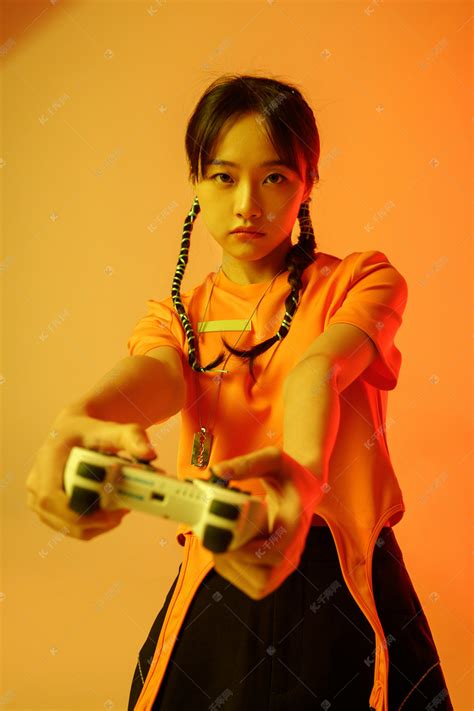 拿着游戏手柄的个性年轻女孩高清摄影大图 千库网