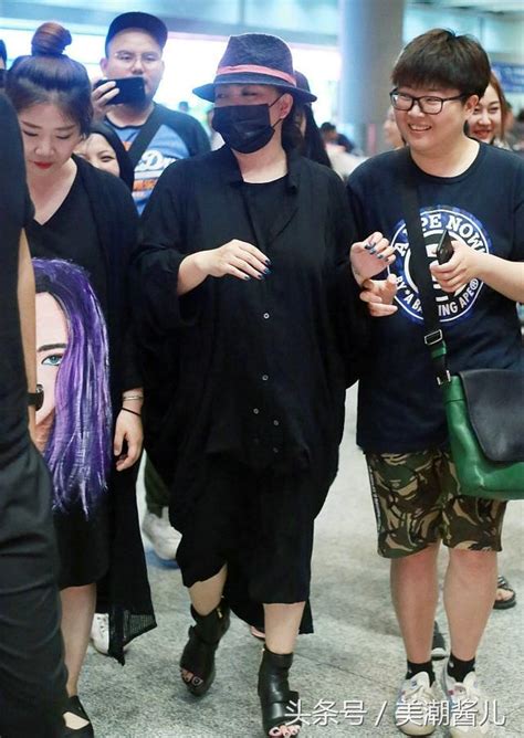 45歲張惠妹身體發福，猶如挺著大肚子的孕婦，腳上的鞋子卻成為了亮點 每日頭條
