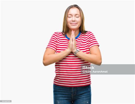 격리 된 배경 함께 자신감 웃 고 용 서를 요구 하는 손으로 기도 위에 젊은 백인 아름 다운 여자 갈색 머리에 대한 스톡 사진