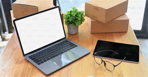 노트북 컴퓨터 디지털 태블릿 및 소포 상자를 나무 테이블에 모의 웃습니다 사진 Unsplash의 홈 오피스 이미지