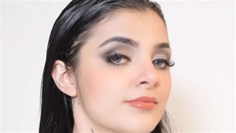 Cuánto mide la modelo mexicana Karely Ruiz sin usar zapatillas