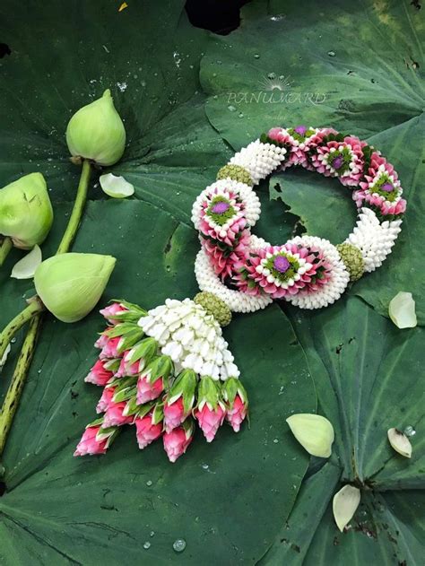 ปักพินโดย Suphawadee Tangklang ใน ดอกไม้ ใบตอง พวงมาลัย ดอกไม้ งานฝีมือ