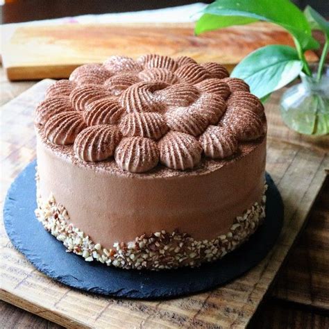 こんにちは！冬においしいチョコレート。今日はチョコレートスポンジをチョコレートクリームのみでデコレーションするチョコレートケーキのレシピをご