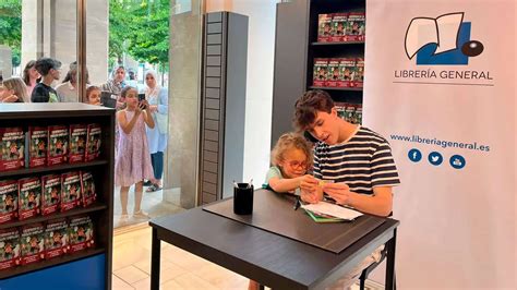Iker unzu firma de libro trayectoria y éxito en redes sociales Concentra