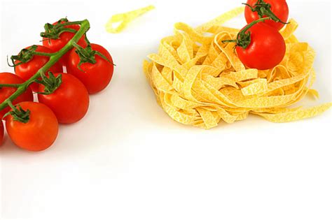 페투치니 파스타 토마토 파스타의 가장 인기 있는 유형 중 하나입니다 Tagliatelle 처럼 보인다 요리 재료 선택적 초점
