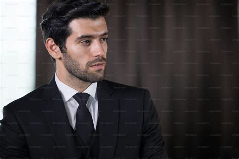 사려 깊은 사업가는 직장에서 프로젝트를 생각하고 홈 오피스에서 새로운 아이디어 영감을 생각합니다 사진 Unsplash의 사업 이미지