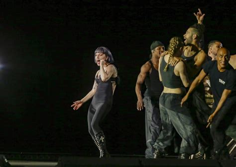 Lady Gaga Sobe Ao Palco Para Ensaio E Leva Fãs à Loucura Em Copacabana