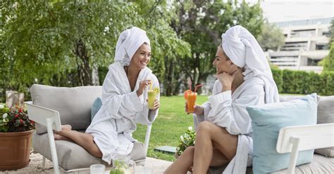 행복한 젊은 아름다운 여성들이 고급 호텔에서 스파 절차를 마친 후 머리에 수건과 목욕 가운을 입고 즐거운 시간을 보내고 있습니다 사진 Unsplash의 세르비아 이미지