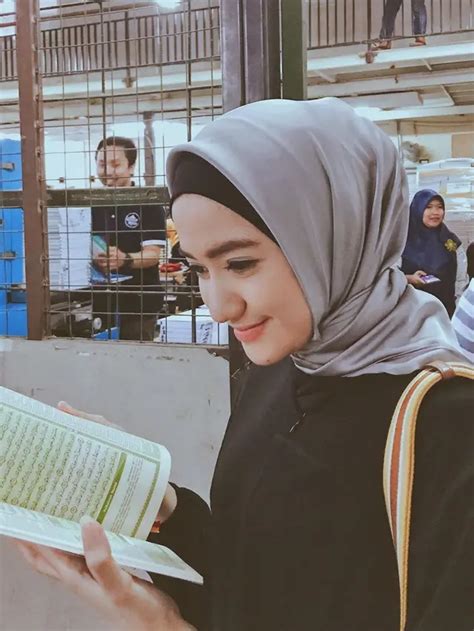 6 Potret Marcella Simon Pakai Hijab Sebelum Pindah Agama Page 3 Hot