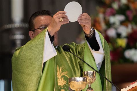 Vaticano publica manual para tratar casos de abuso sexual de menores por clérigos