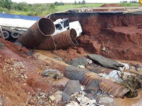G1 Caminhão é engolido por cratera no asfalto em rodovia de