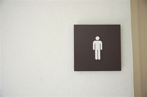 소녀 남자 핸디캡 기호의 인물이 있는 화장실 표지판은 성별과 접근성을 나타냅니다 소녀와 남자 그림은 남성과 여성을 위한 별도의