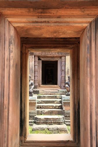 Adalah Gambar Pintu Masuk Kuil Angkor Wat Yang Ikonik Yang Terletak Di