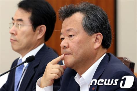 밀양 송전탑 관련 질의 듣는 한국전력 사장 뉴스1
