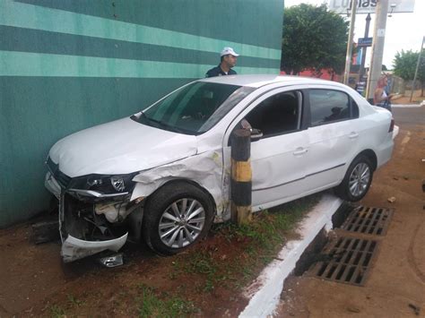 Motorista bêbado é preso na capital de MS após colisão em carro de jovens que voltam de boate