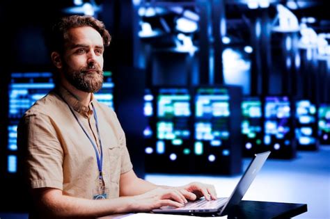 Premium Photo Smiling Tech Expert Running Analysis On Blade Servers
