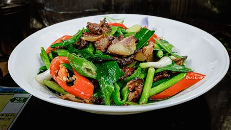 廣東話影片｜土家臘肉炒蒜苗電磁爐版本｜湘菜經典家常菜，可辣可不辣｜滋味更勝煙肉，咸香好送飯，電磁爐也能夠炒出風味，一點不輸餐廳出品