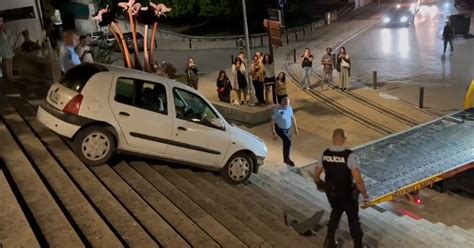 Carro despista se e cai nas Escadas Monumentais de Coimbra SIC Notícias