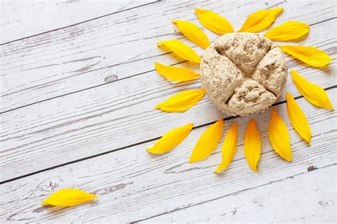 야채 기반 의 할바 달콤한 씨앗은 노란색 파괴 해바라기 꽃잎 나무 배경을 준비했다 0명에 대한 스톡 사진 및 기타 이미지 0