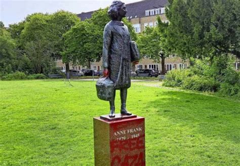 Вандализирана е статуата на Ана Франк во Амстердам со црвена боја напишале „слобода за Газа“