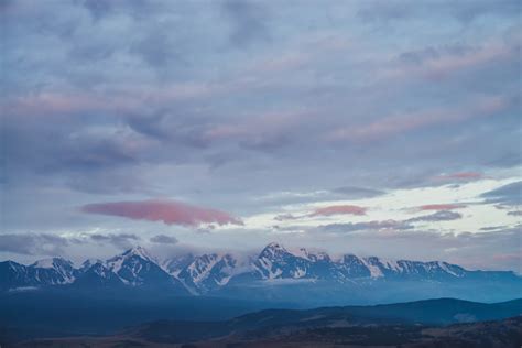 라일락 구름 아래 큰 눈 덮인 산맥과 경치 새벽 산악 풍경 일몰이나 일출에 푸른 흐린 하늘 아래 눈 덮인 높은 산능선과 분위기 다채로운 고산 풍경 0명에 대한 스톡 사진 및