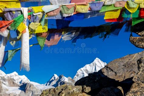 Nepali Farbige Gebetsfahnen In Himalayas Auf Cho La Pass Stockbild