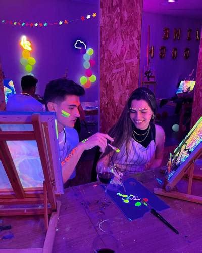 Pinta Un Cuadro Fluorescente En Wine Gogh Neón En Madrid