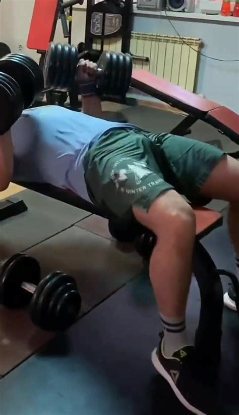 Big Bulge In Gym 日本語で