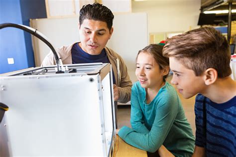 아버지도 계셨지요 지도하지 초등학교 연령 아동의 3d 프린터를 사용할 수 있습니다 3차원 인쇄에 대한 스톡 사진 및 기타 이미지 3차원 인쇄 교실 일함 Istock