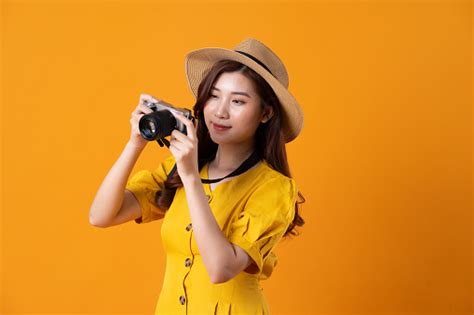 オレンジの背景に黄色いドレスを着た美しいアジアの女の子のポートレート 1人のストックフォトや画像を多数ご用意 1人 20 24歳