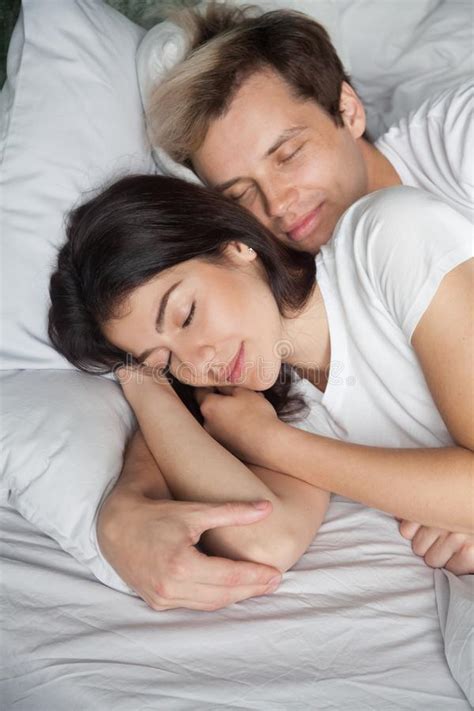 Pares Novos Bonitos Que Dormem Na Cama Em Casa Junto Vertica Foto De