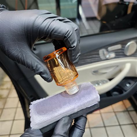 굿디테일 김성복대표 세차광택유리막코팅 벤츠 E 클래스 밝은색 가죽 시트 발란스나인 가죽코팅으로 보호하세요 내구성은 물론 관리면에서 훨씬 편하실거에요