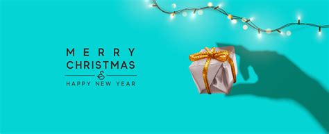 메리 크리스마스와 새해 복 많은 새해 현실적인 선물 상자 밝은 크리스마스 조명 화환 배경 손에서 실루엣 그림자는 크리스마스 선물을 보유하고 있습니다 창조적 인 점점 카드