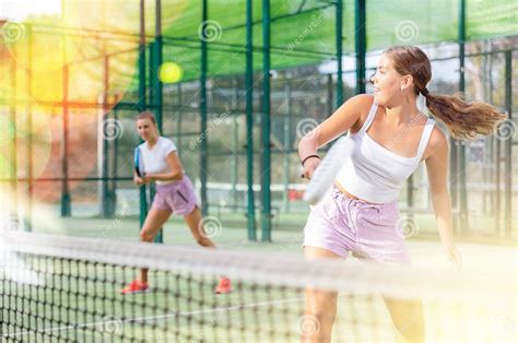 Una Joven Padel Entrenador De Tenis En La Pista Exterior Imagen De Archivo Imagen De