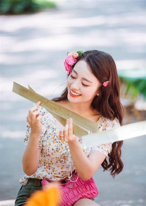 吉娜罕见暴露素颜，穿黑色旗袍变清纯少女，网友：还是化妆更好看身材妻子粉色